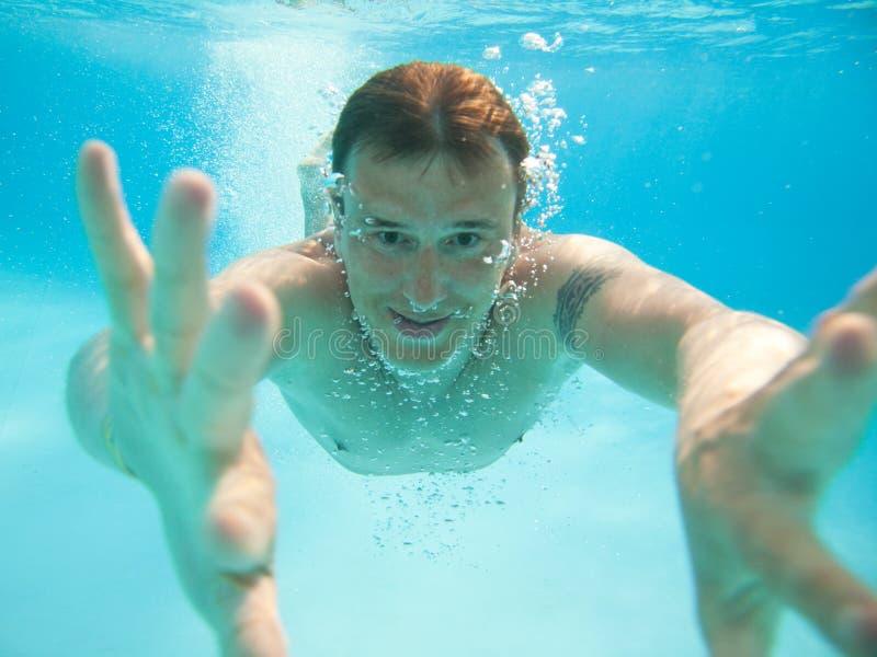 Nuoto Dell'uomo Sotto L'acqua Fotografia Stock - Immagine di azione ...