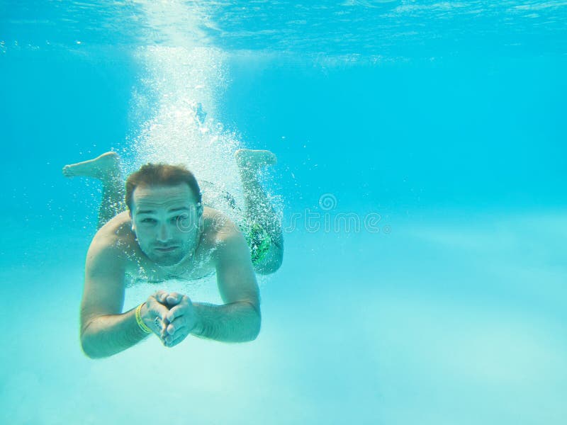 Nuoto Dell'uomo Sotto L'acqua Immagine Stock - Immagine di telaio ...