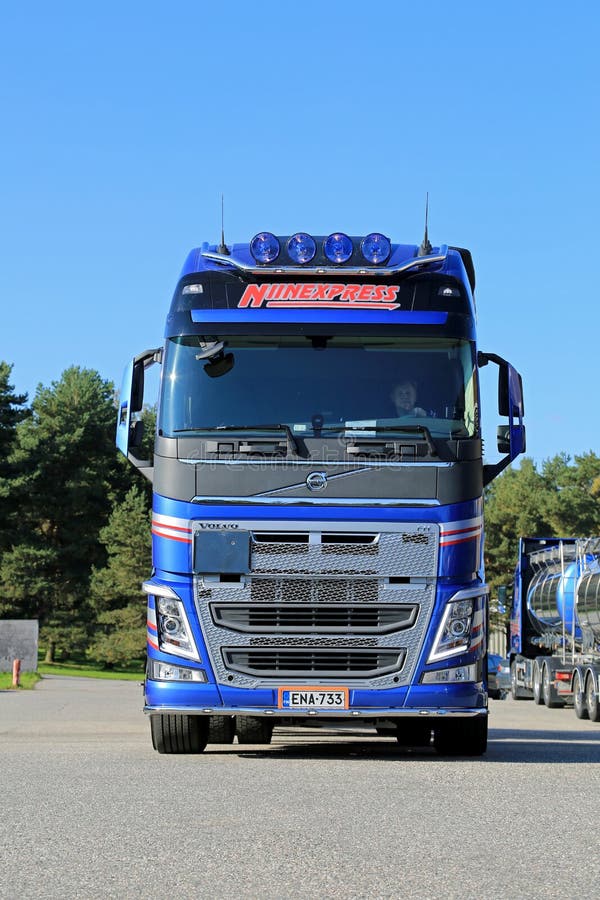 Nuovo Camion Cisterna Volvo FH, Vista Frontale Immagine Stock ...