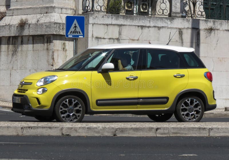 Nuova Automobile Gialla 500 Di Fiat a Toledo Fotografia Stock ...