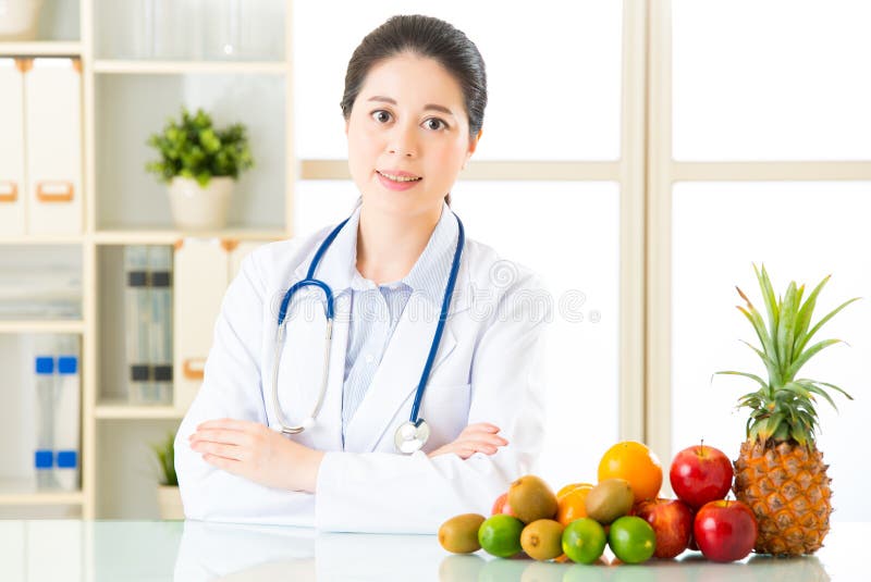 Nutricionista Del Doctor Con Las Frutas Foto de archivo - Imagen de ...