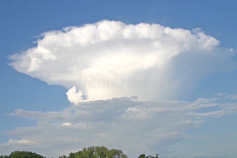 Nuvem De CÚMULO-NIMBO No Fundo Do Por Do Sol Para a Previsão E O ...