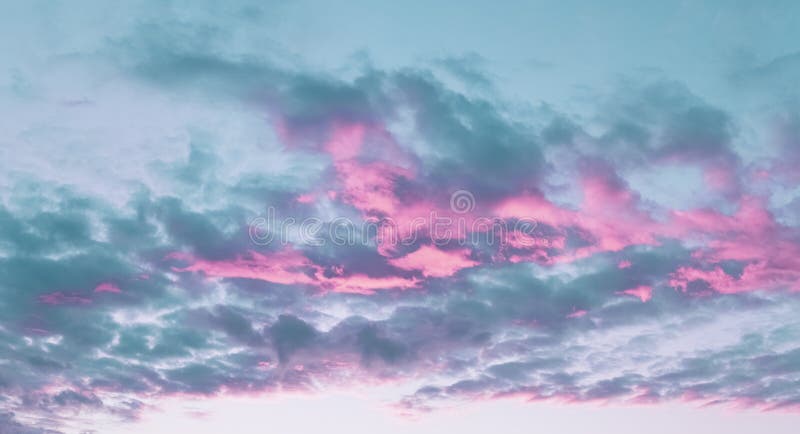 Nuvens Cor-de-rosa Sobre O Fundo Do Céu Foto de Stock - Imagem de arte ...