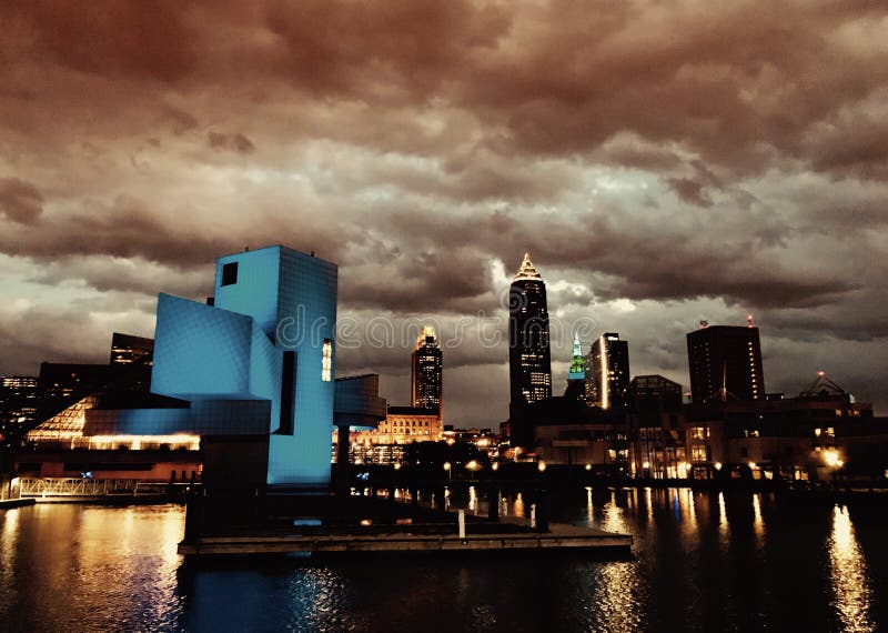 Nuvens De Surpresa Sobre Cleveland - O _do Centro OHIO De CLEVELAND ...