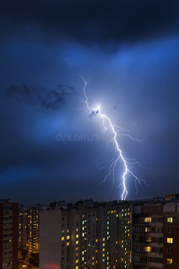 Nuvens De Tempestade, Chuva Forte. Trovoada E Relâmpagos Sobre a Cidade ...