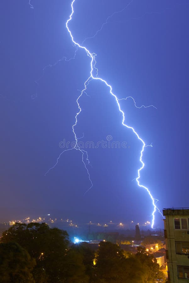 Nuvens De Tempestade E Raios Imagem de Stock - Imagem de cinzento ...