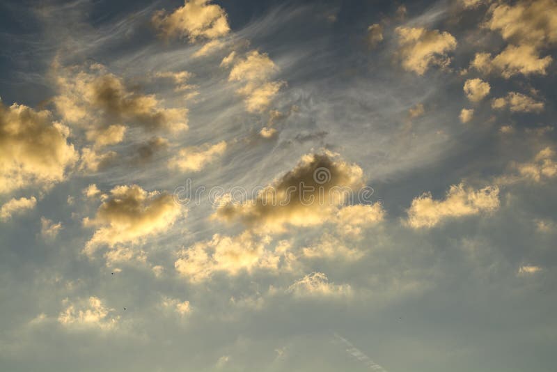 Nuvens foto de stock. Imagem de nuvens, sunset, tipos - 142697958