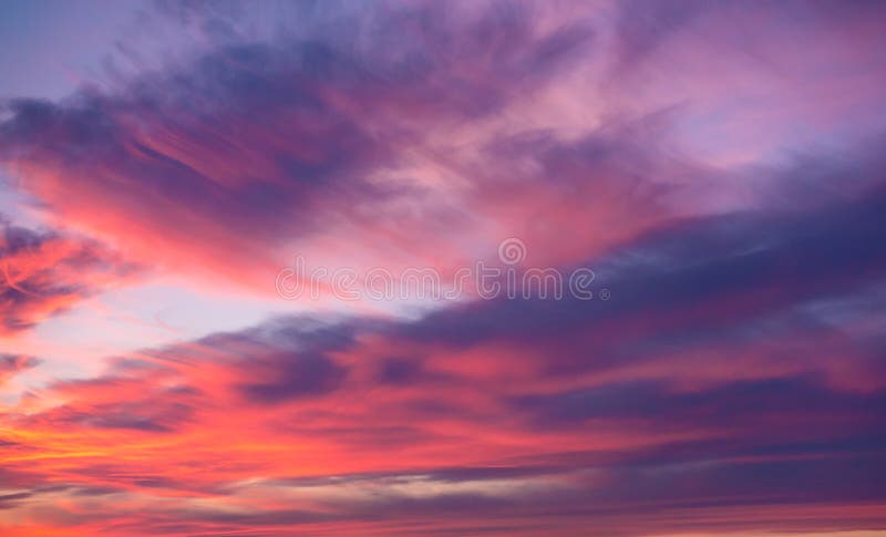 Nuvole rosa ad un tramonto immagine stock. Immagine di crepuscolo ...