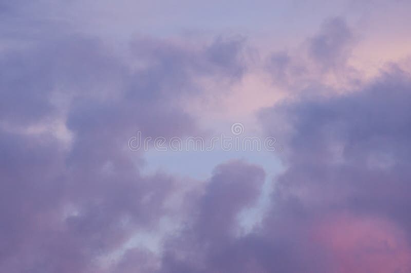 Nuvole Rosa E Blu Nel Cielo Al Tramonto Immagine Stock - Immagine di ...