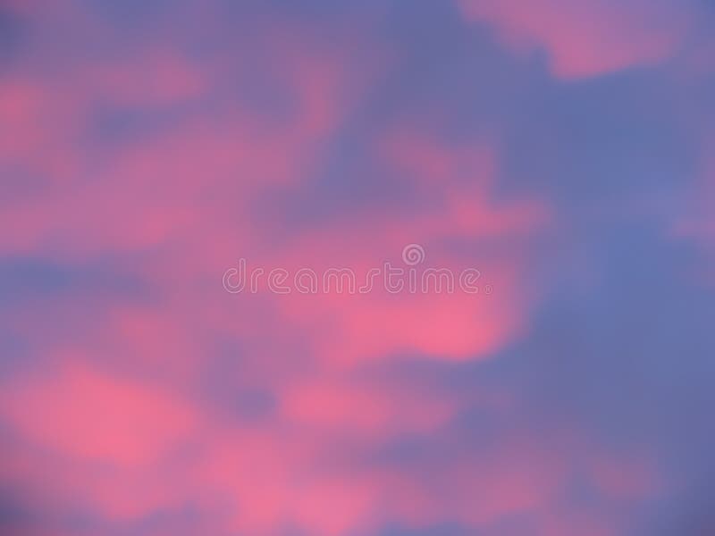Nuvole Rosa E Cielo Azzurro, Sfondo Sfocato Fotografia Stock - Immagine ...