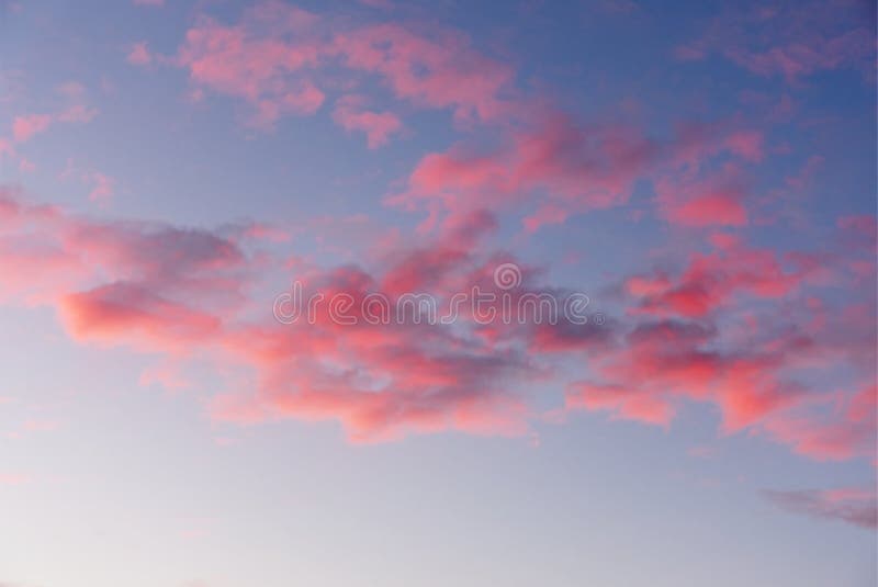Nuvole Rosa Lanuginose in Cielo Blu Fotografia Stock - Immagine di ...