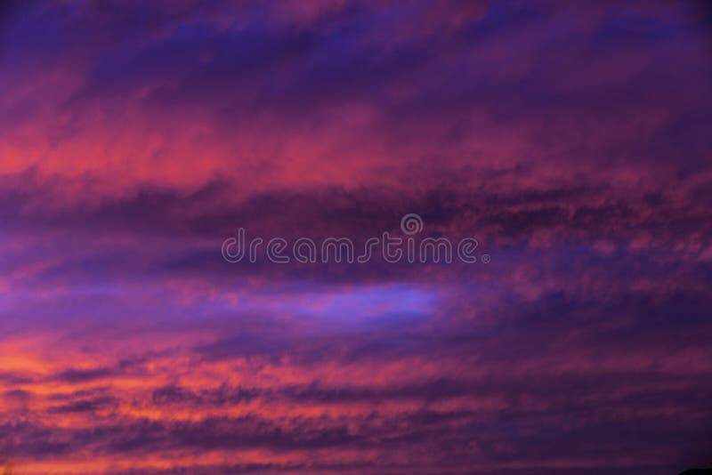 Bella Struttura Insolita Del Cielo Piccole Nuvole Tinte Nel Colore Rosa ...