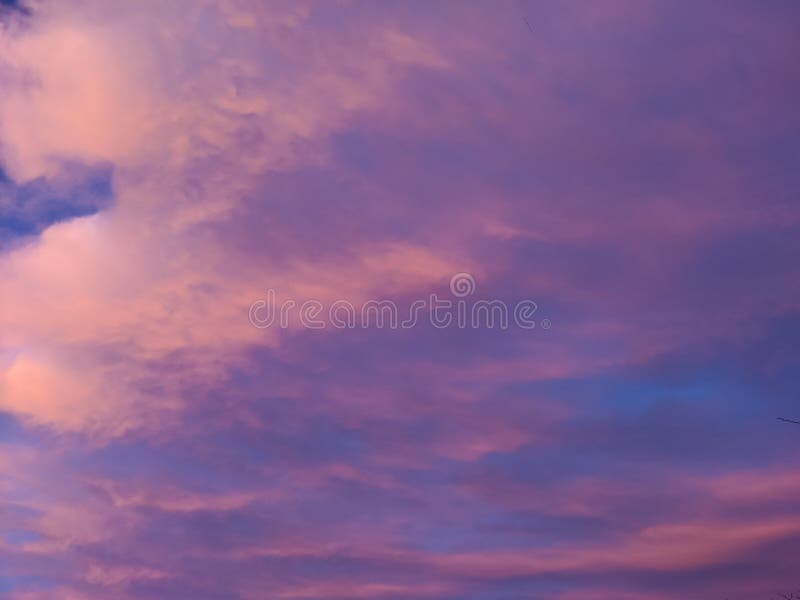 Nuvole Rosa Per Il Cielo Blu Fotografia Stock - Immagine di spazio ...