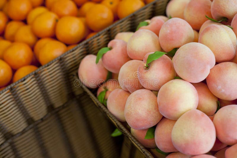 Färska frukter, persika arkivfoto. Bild av frukt, stormarknad - 35768826