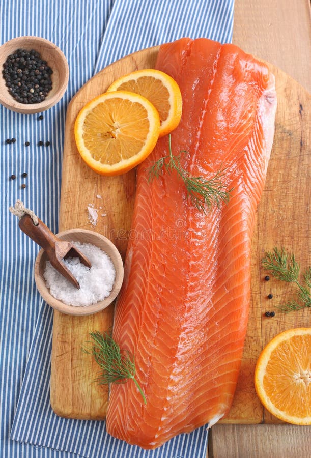 Rå Laxfiskbiff Med Citronen Och Dill På Det Svarta Brädet, Modern ...