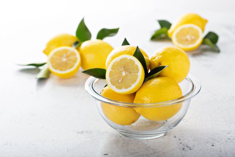 Citroner Med Exponeringsglas Av Vatten Arkivfoto - Bild av stycke ...