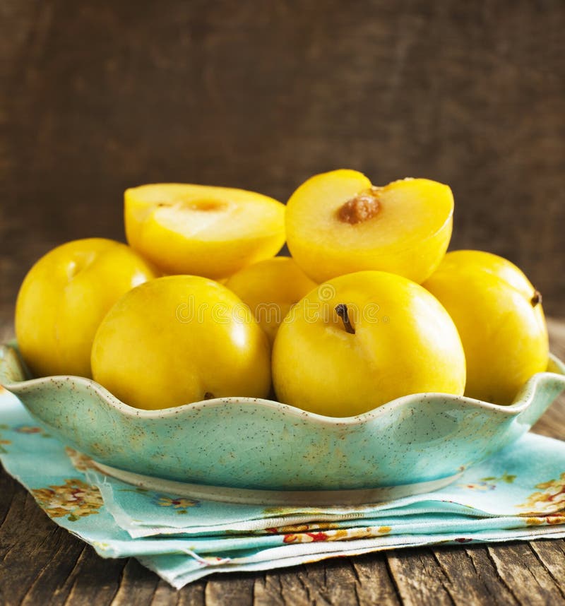 Gula Plommoner På Träbakgrund Frukter Med En Kärna Fotografering för ...