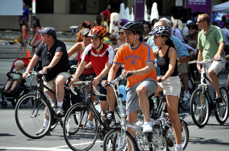 NYC: Bikers on Park Avenue editorial image. Image of bicyclists - 15504735