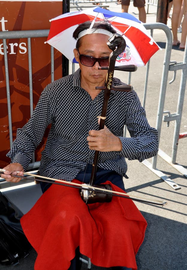 NYC: Chinese Musician Playing Erhu Editorial Photography - Image of ...