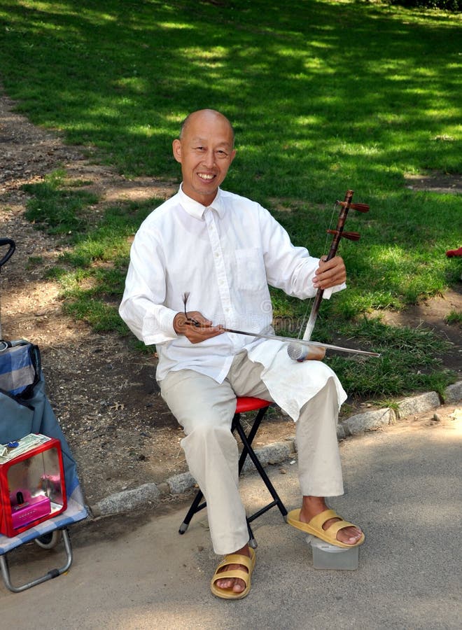 NYC: Chinesischer Mann, Der Erhu Spielt Redaktionelles Stockfoto - Bild ...
