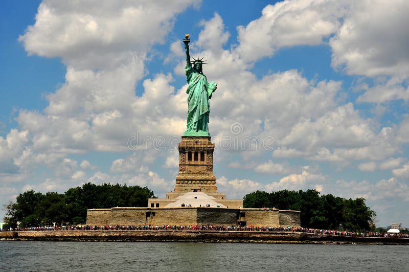 NYC: Het Standbeeld Van Vrijheid Redactionele Fotografie - Image of ...