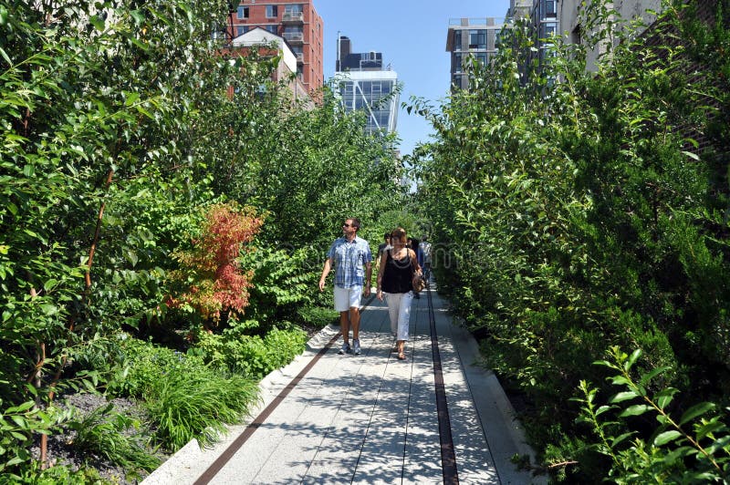 NYC: the High Line Park editorial photography. Image of railroad - 20806642