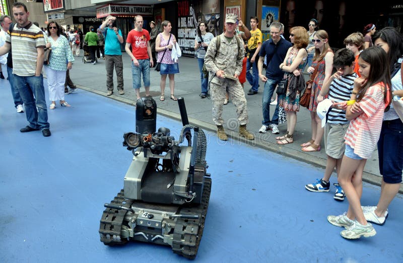 NYC: U.S. Army Robot Tank editorial image. Image of square - 24987290