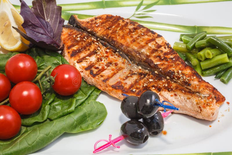 Nytt lagad mat fisk arkivfoto. Bild av grön, stängning - 34578262