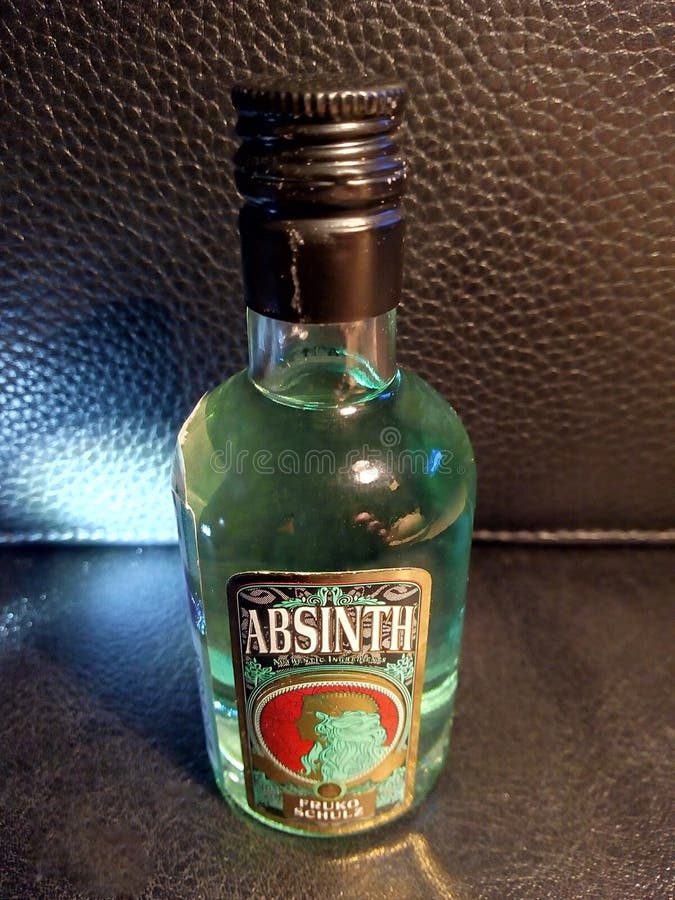 O absinto puro imagem de stock. Imagem de agite, absinthe - 9548409