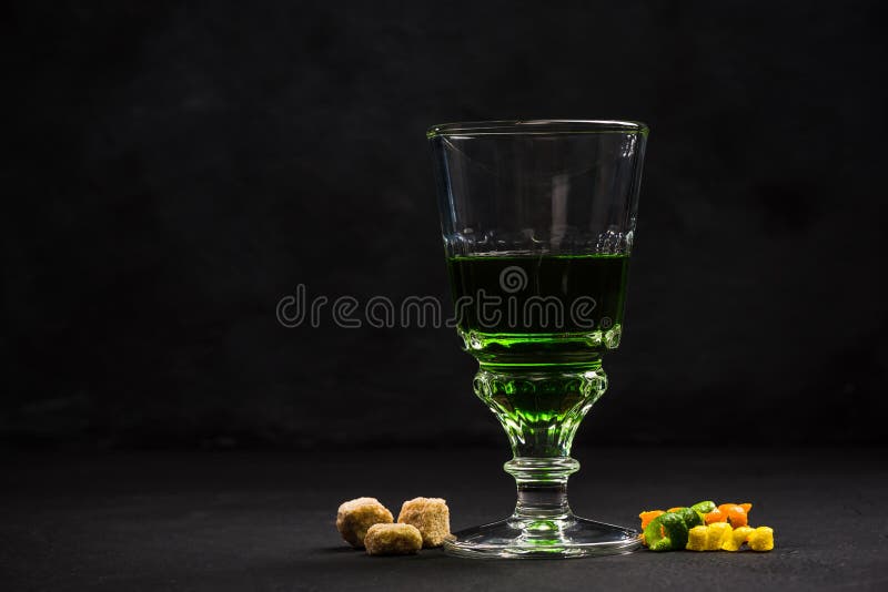 O absinto verde no cristal foto de stock. Imagem de boêmia - 114109272