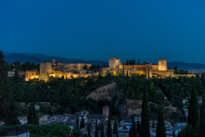 O Alhambra Magnificient De Granada, Espanha Fortaleza a De Alhambra ...