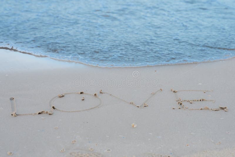 O Amor Da Palavra Na Praia Com Onda Foto de Stock - Imagem de oceano ...