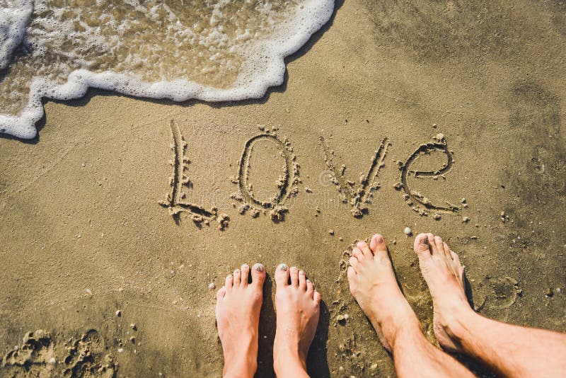 O Amor Da Palavra Na Praia Com Onda Foto de Stock - Imagem de conceito ...