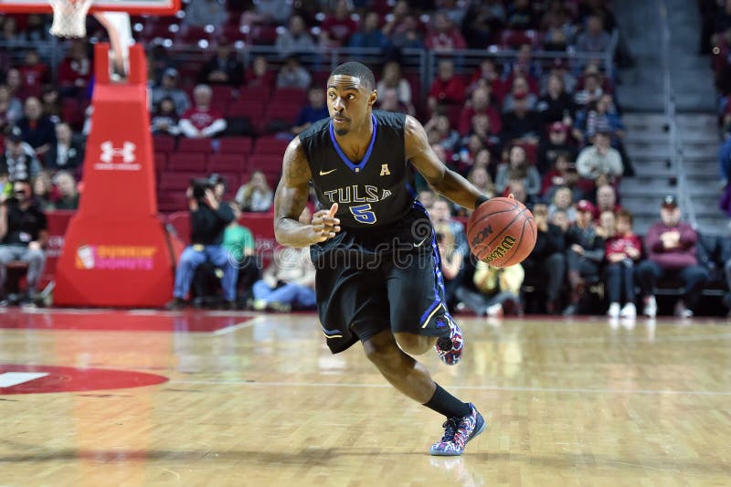 2015 O Basquetebol Dos Homens Do NCAA - Templo-Tulsa Foto de Stock ...