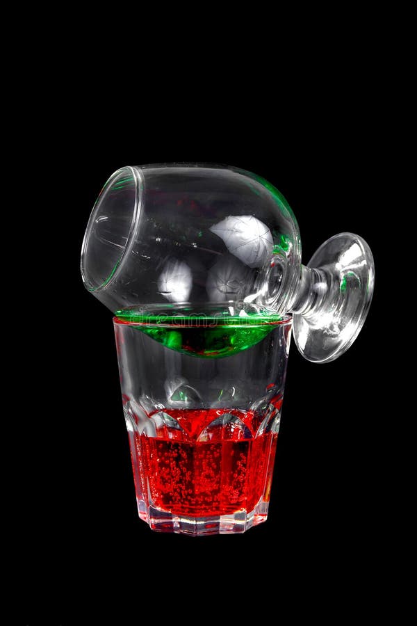 O Cocktail Com Vidro Do Absinto No Vidro Isolou O Preto Foto de Stock ...
