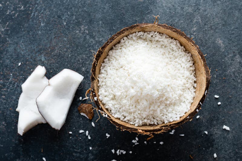 O coco lasca-se na bacia foto de stock. Imagem de marrom - 128972178