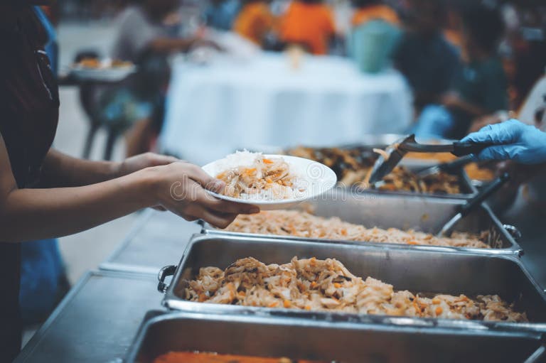 O Conceito De Fome : As Mãos Dos Mendigos Recebem Comida Doada Foto de ...