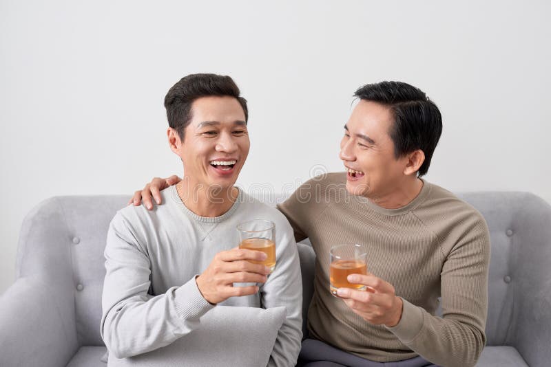 O Conceito De Homens Fala Dois Jovens Amigos Do Sexo Masculino Reunidos