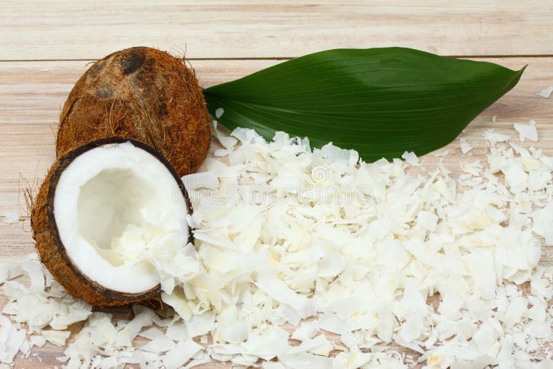 O Corte Do Coco Na Metade E No Coco Lasca-se Ao Redor Imagem de Stock ...