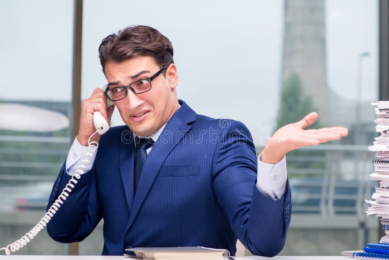 O Empregado Irritado Do Centro De Atendimento Que Grita No Cliente ...