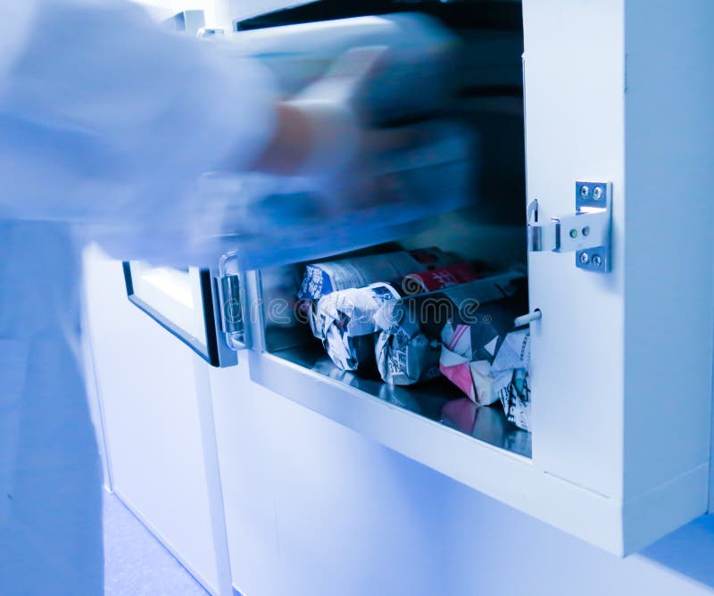 O Experimentador Passou Na Cabine Imagem de Stock - Imagem de ...