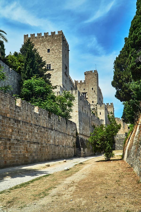 O Fosso E As Torretas Do Castelo Medieval Imagem de Stock - Imagem de ...