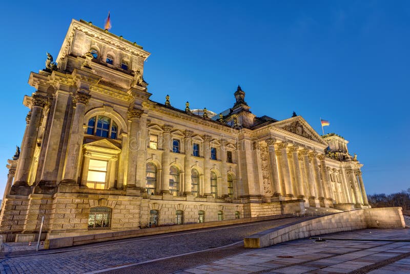 O Frontside Do Reichstag Em Berlim Foto de Stock - Imagem de capital ...