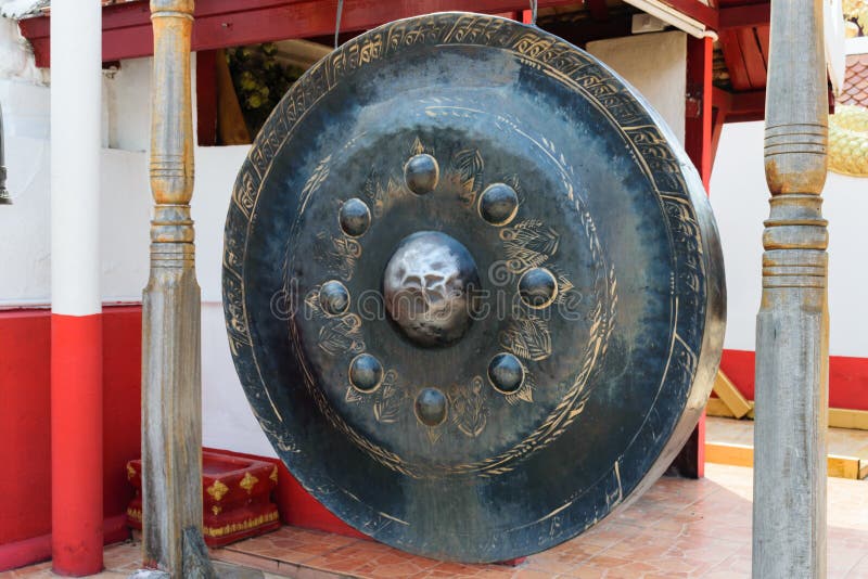 O gongo de bronze grande imagem de stock. Imagem de antiguidade - 150515341