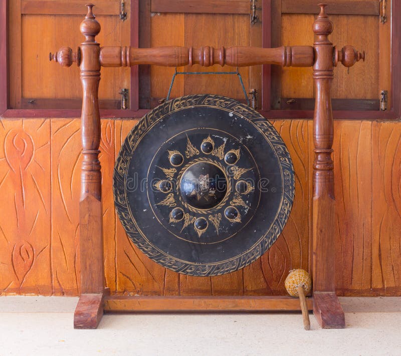 O gongo grande imagem de stock. Imagem de buda, metal - 39557135