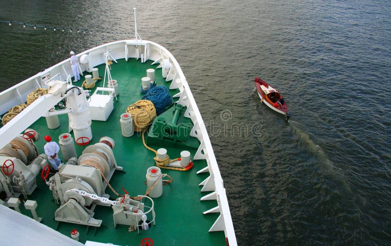 O Grandes Navio E Bote Ao Lado No Mar Elevado. Foto de Stock - Imagem ...