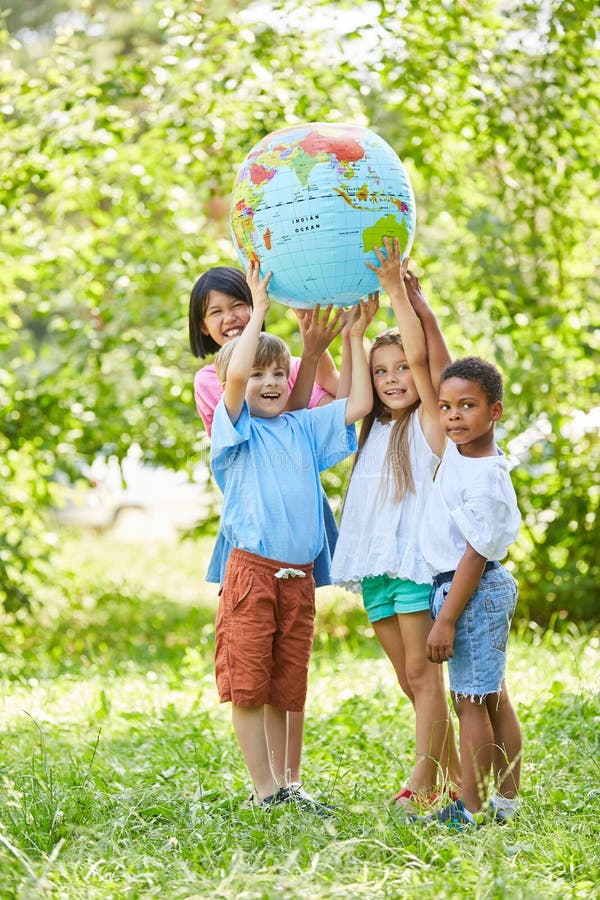 O Grupo Multicultural De Crianças Guarda O Globo Do Mundo Foto de Stock ...