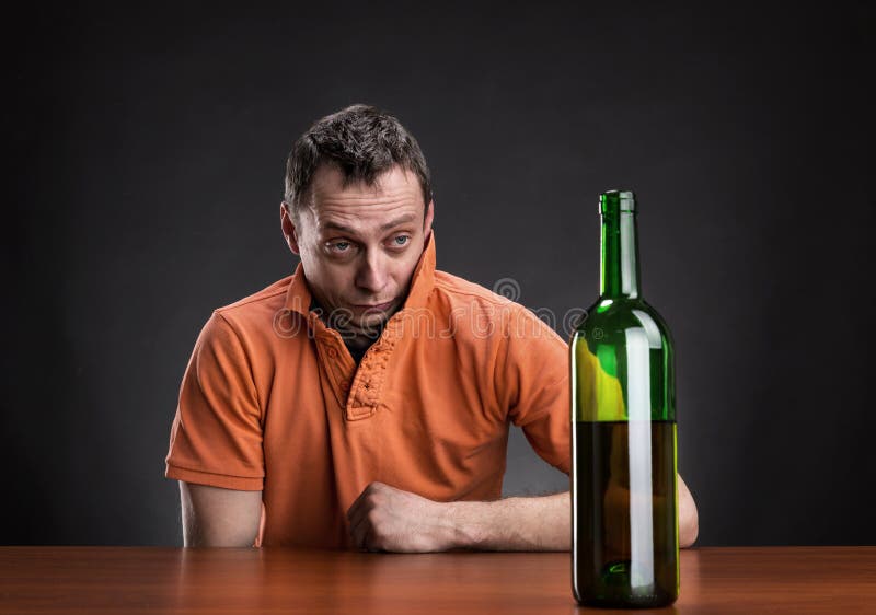 Homem Bêbado Com Garrafa Da Vodca E De Um Vidro Imagem de Stock ...