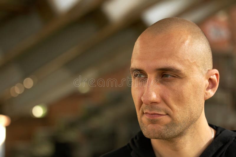 O Homem Calvo Penteia O Cabelo Foto de Stock - Imagem de cabeleireiro ...