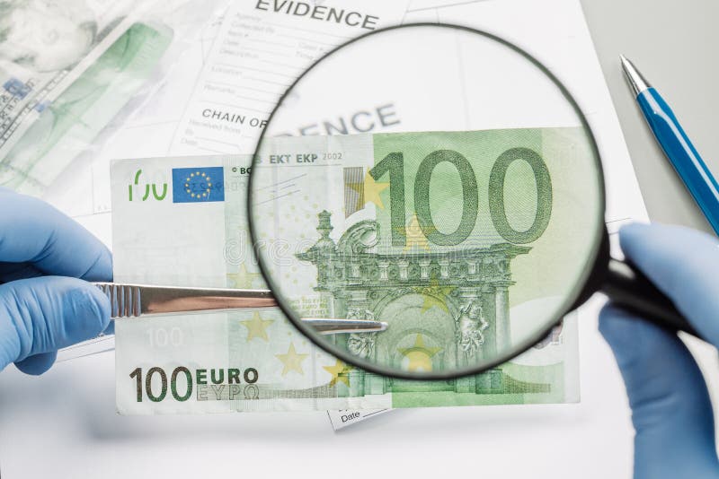 O Homem Com Lupa Verifica O Dinheiro Suspeito Foto de Stock - Imagem de ...